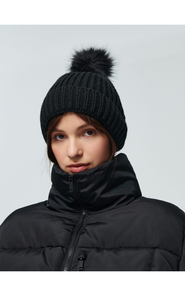 Gorro con borla Color negro - HOUSE - 9567W-99X