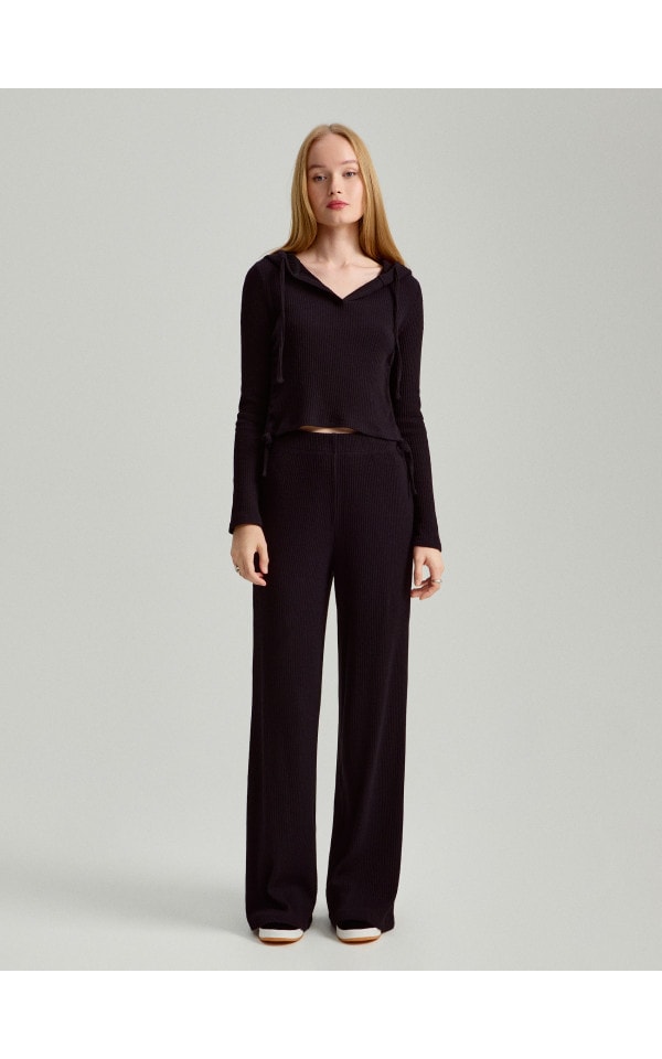 Czarne spodnie dzianinowe w prążki wide-leg z wyoskim stanem - HOUSE - 001CZ-99X