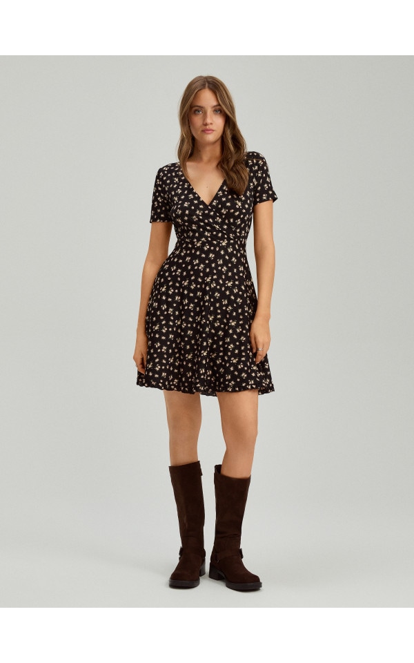 Kopertowa sukienka mini fit&flare w kwiaty czarna - HOUSE - 205GO-MC2
