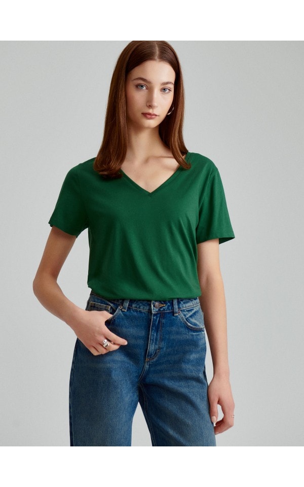 Luźna koszulka z dekoltem w serek ciemnozielona - HOUSE - 470AG-77X