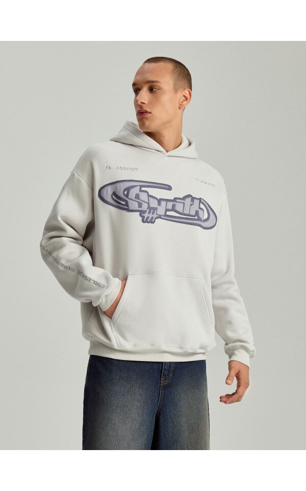 Jasnoszara bluza z kapturem i z napisem Synth - HOUSE - 667BN-09X