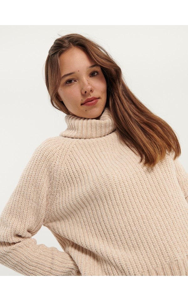 Puszysty sweter z golfem kremowy - HOUSE - 9682O-02X