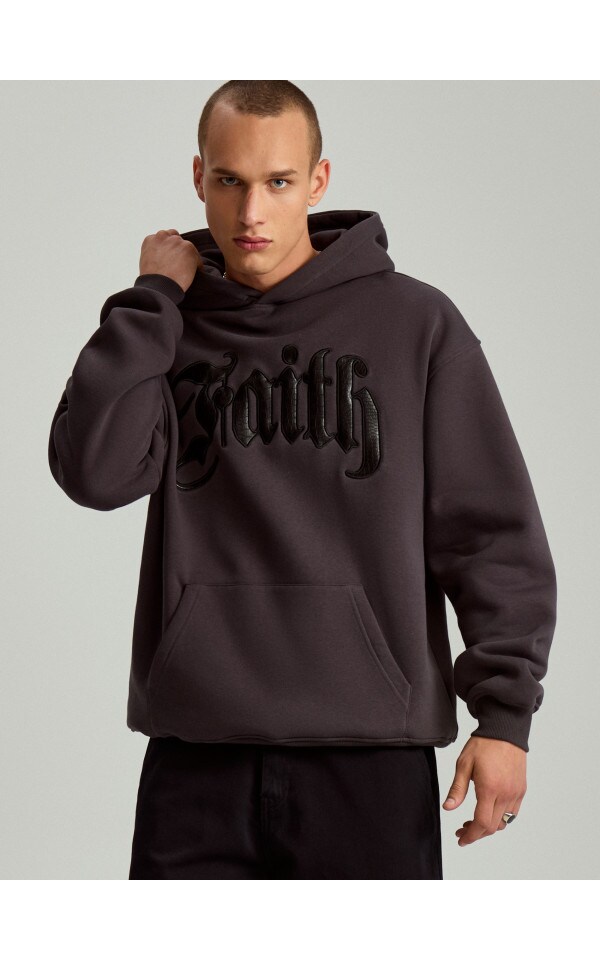 Grafitowa bluza z kapturem i aplikacją tekstową Faith - HOUSE - 988CC-90X